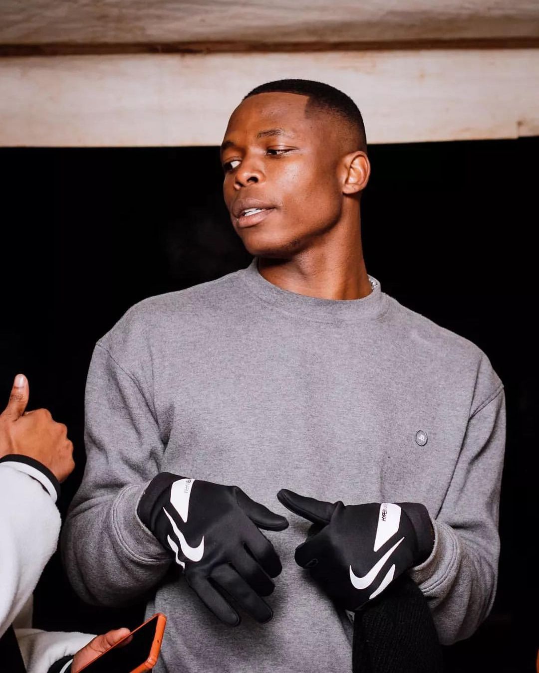 Video: Toss goes back on the stage where he fainted few months ago ...