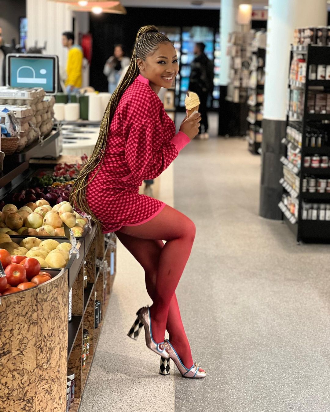 Enhle Mbali offers Bursaries to women suffering from Abuse | News365.co.za