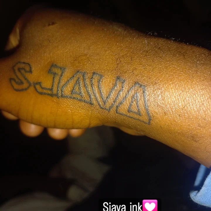 Fan tattoos Sjava’s name on his hand - News365.co.za